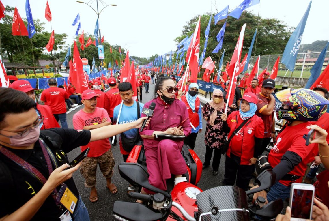 Teary-eyed Diva AA bows out of Gombak race after dream of late mom ...