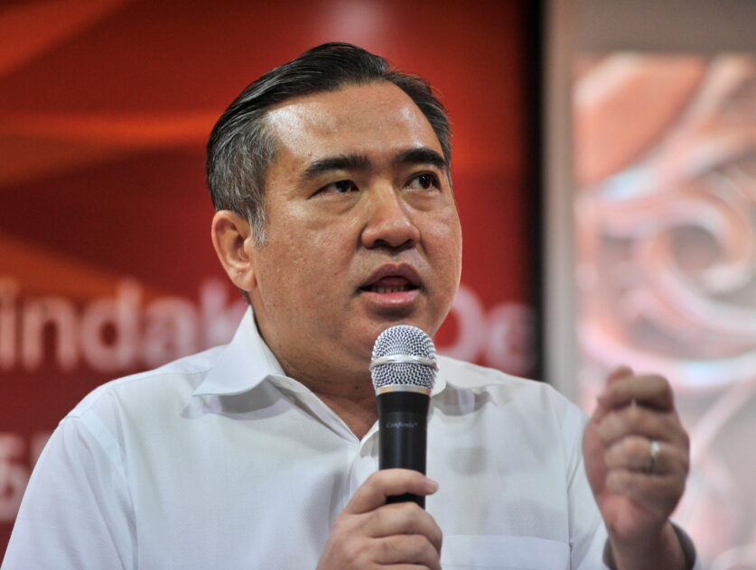 Anthony Loke takes note of AirAsia X user complaints - Focus Malaysia