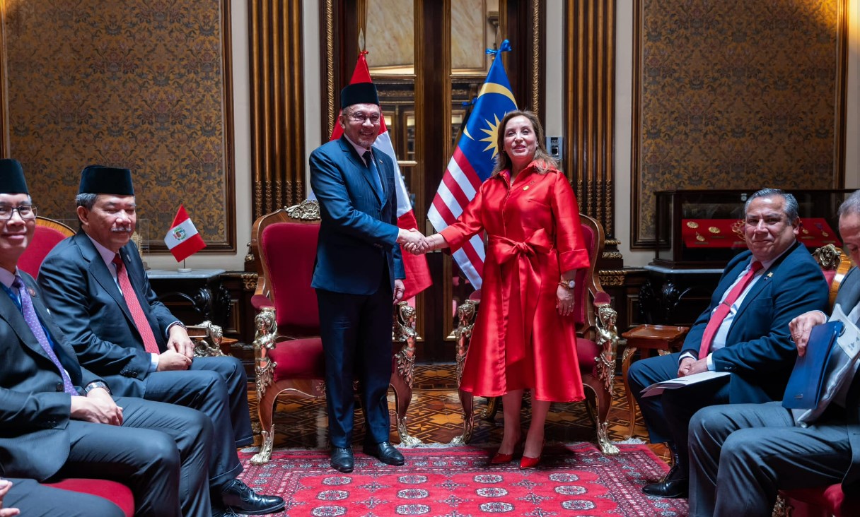 Major headache for PMX whenever he has to greet a female visitor: Getting slammed for shaking hands