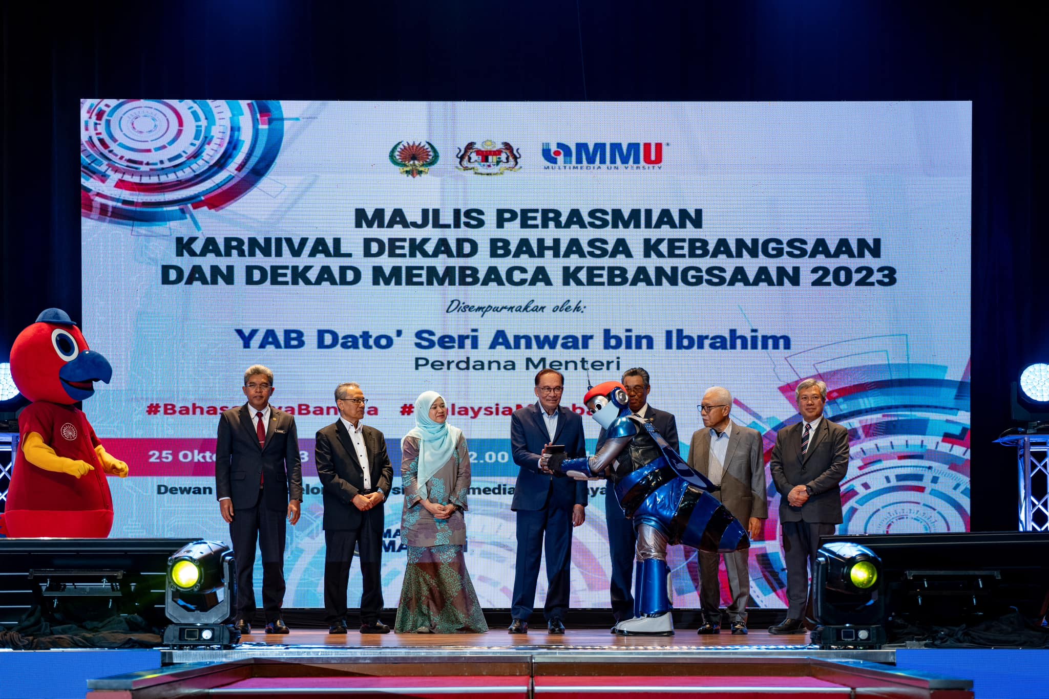 ‘Defiant’ Uncle Koon offers Anwar 10 reasons why “English is more ...