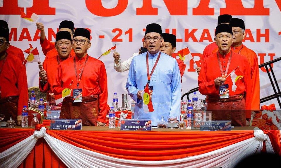 Did a slip by PKR MP confirm that UMNO is calling the shots in the ...