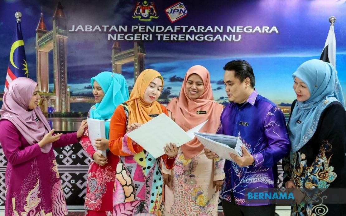 “Call for civil servants to wear batik daily is out-of-touch with ...