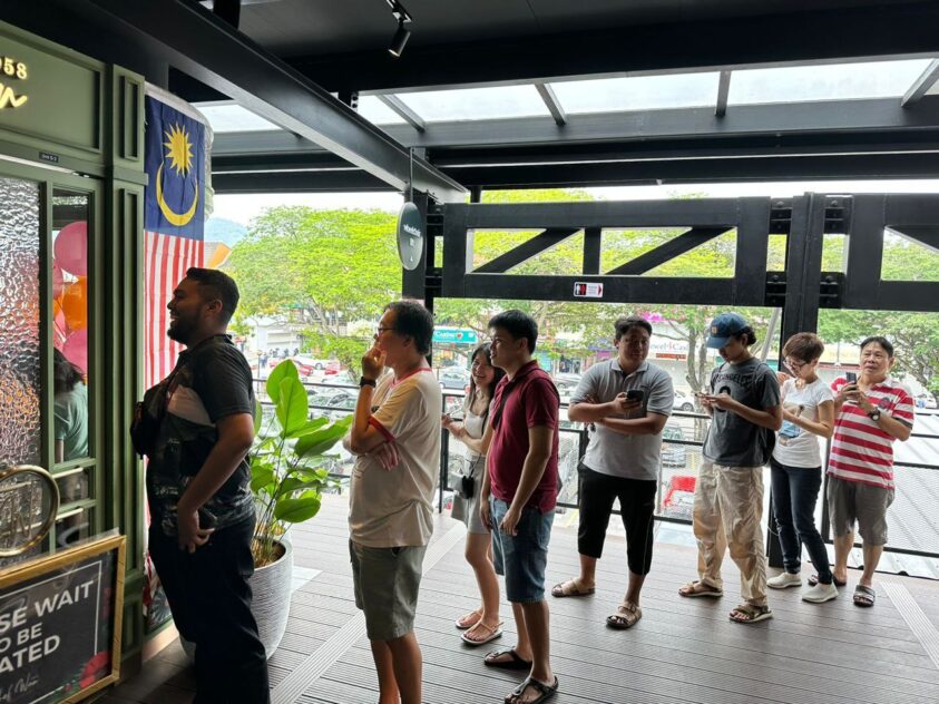 Mobs gather for most Wan-ted chicken curry puff