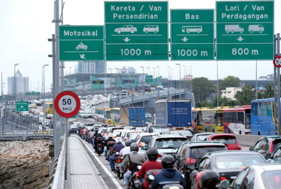 “U-turn and head back to S’pore,” Johor MB warns queue-cutters at CIQ