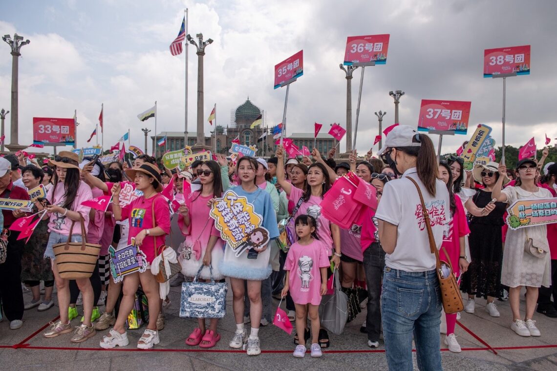 Malay netizens “clap hands” as Malaysian Chinese tell queue-cutting PRC ...