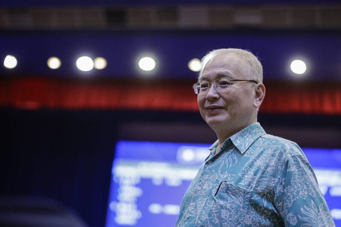 Netizens Attack Wee Ka Siong For Criticising Dap