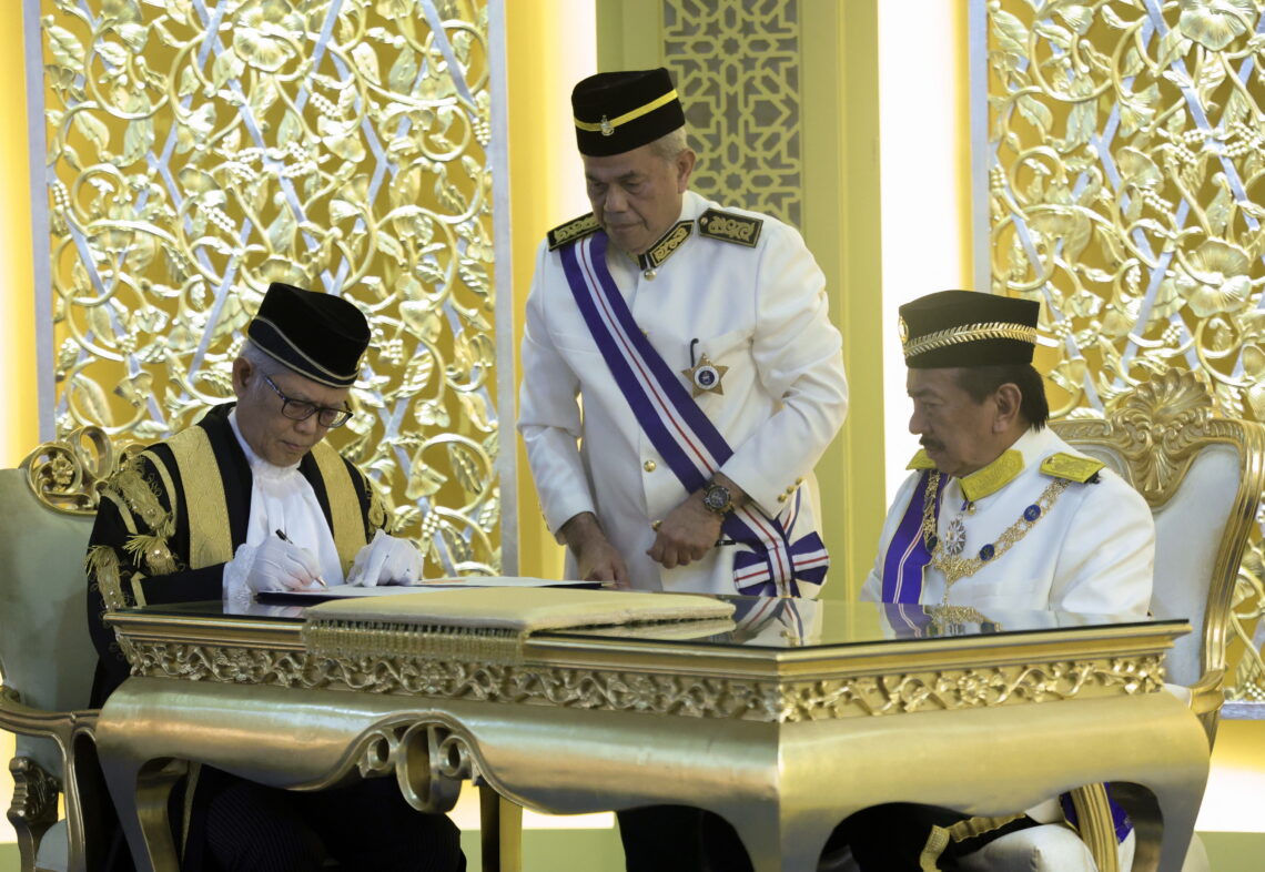 Malaysians Must Know the TRUTH: Musa Aman Sworn In As 11th Sabah Yang ...