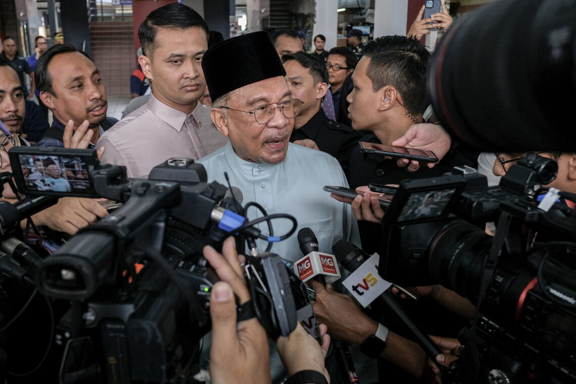 Anwar: Read and accept King’s decree on prisoner pardon