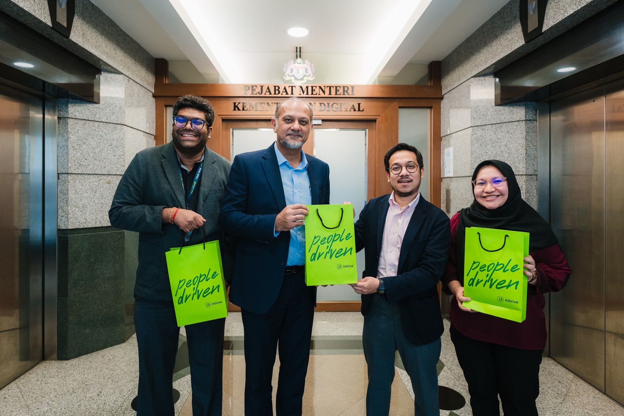 Quietly but surely ‘can bid fare’ inDrive is giving ‘fixed fare’ Grab ...