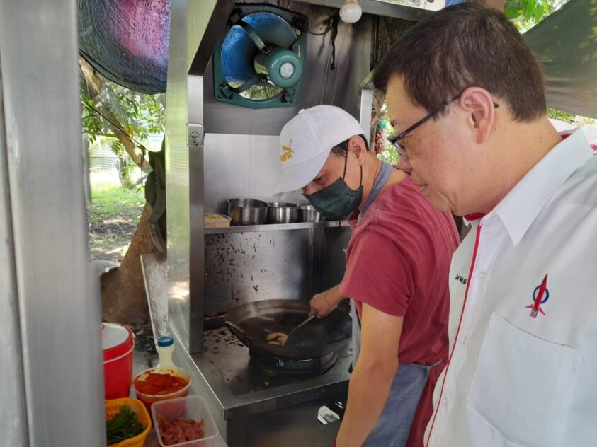 Guan Eng knows where to find the most yummy Penang ‘char koay teow’
