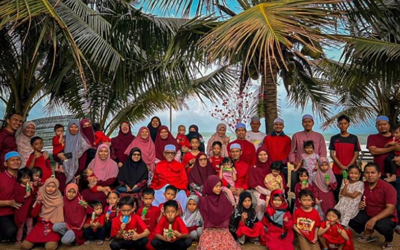 Hadi mounts charm offensive with heartfelt CNY message in 4 languages