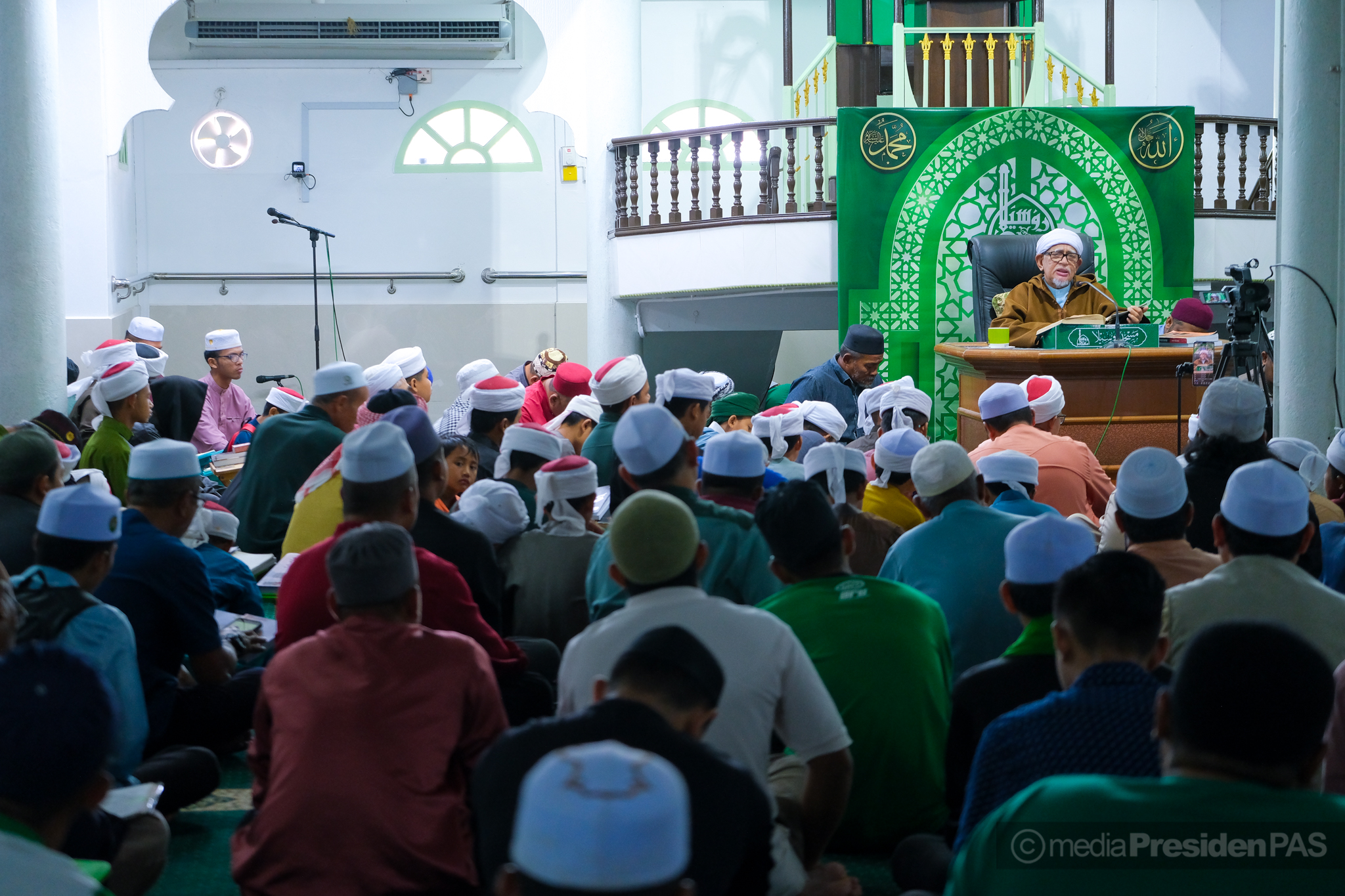 Anwar’s ‘rumah terbuka’ (open house) as opposed to Hadi’s ‘rumah ...