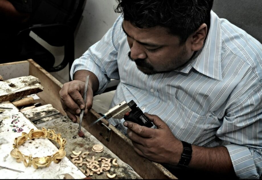 Barber, goldsmith and textile biz can no longer recruit foreign workers