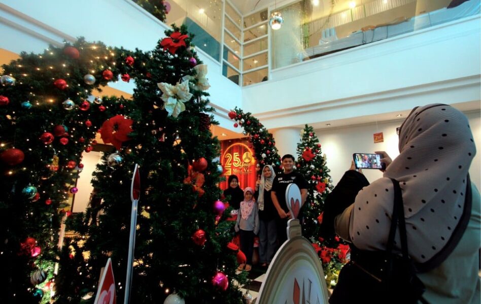 Malaysian Muslims baffled how having a pic with Christmas tree, Santa ...