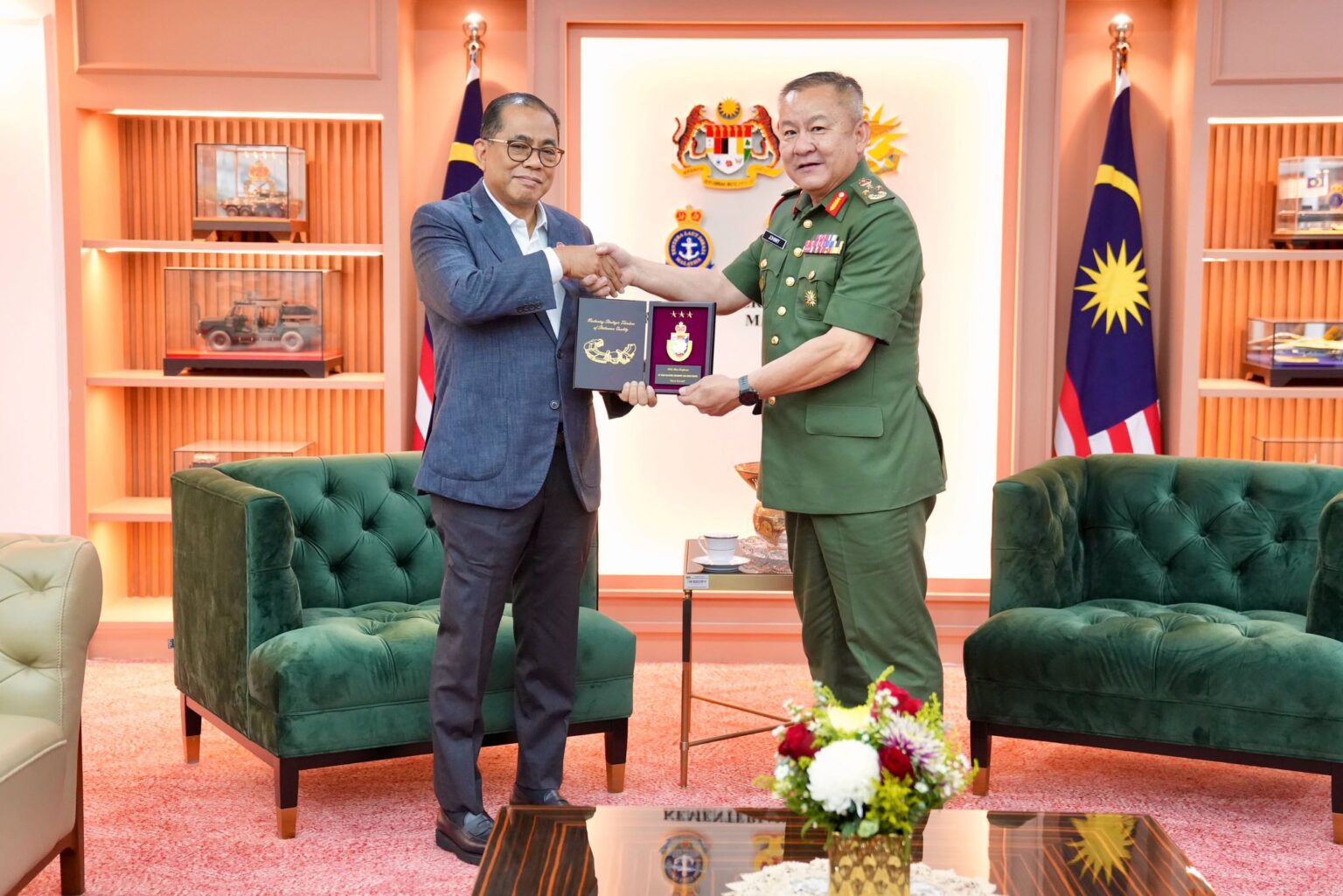 Breaking barriers to commemorate 68th Merdeka Day: Lieutenant-General ...