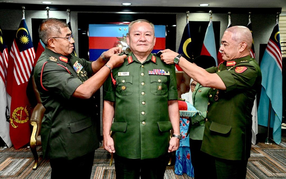 Breaking barriers to commemorate 68th Merdeka Day: Lieutenant-General ...