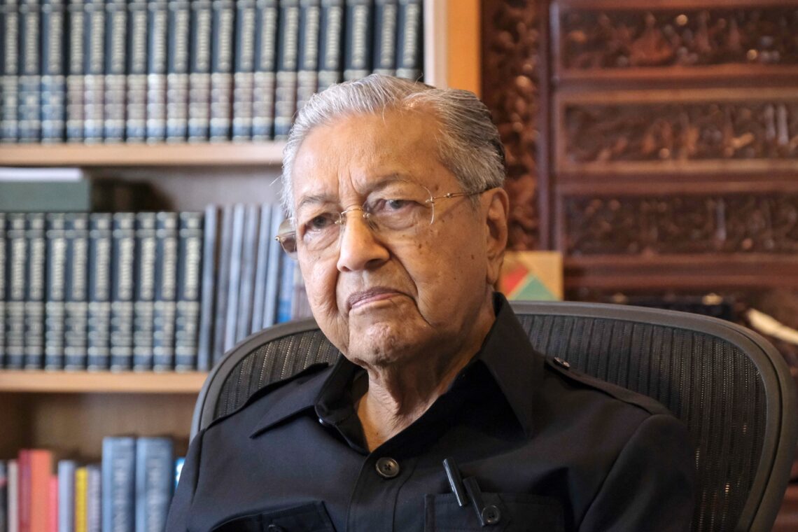 Netizens remind Tun M of his ISA record after he calls Anwar a dictator