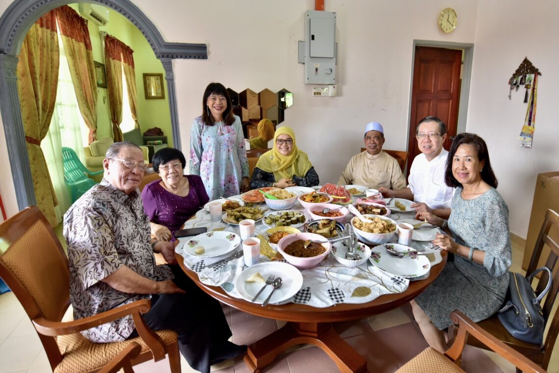 Lifetime friendship: A yearly tradition for Guan Eng & family to attend ...