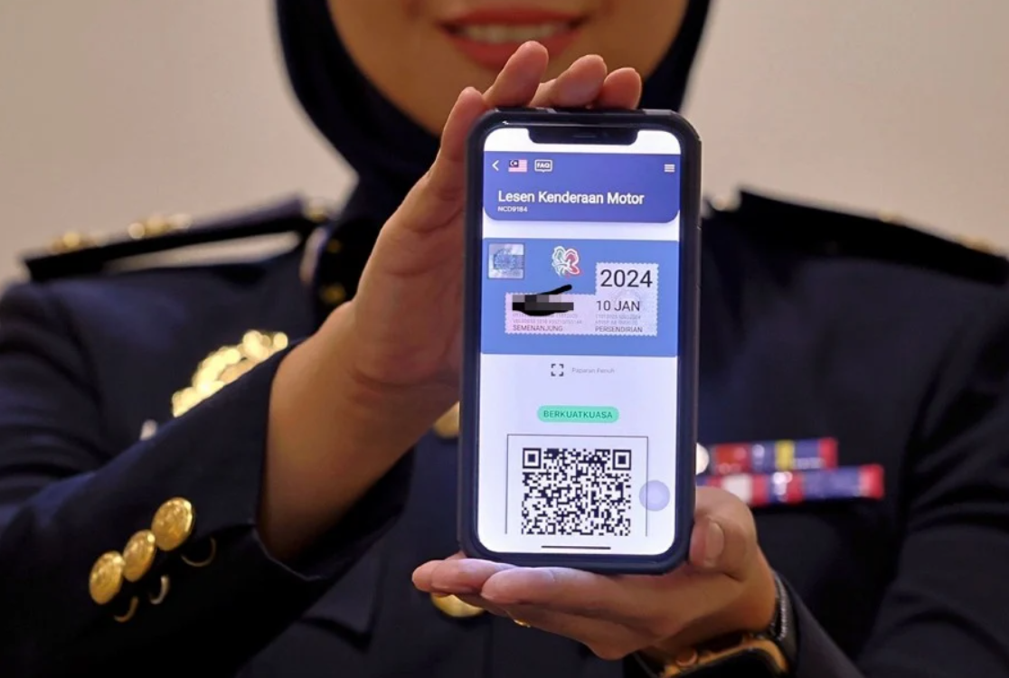 Smartphone app or physical road tax sticker, motorists must be allowed ...