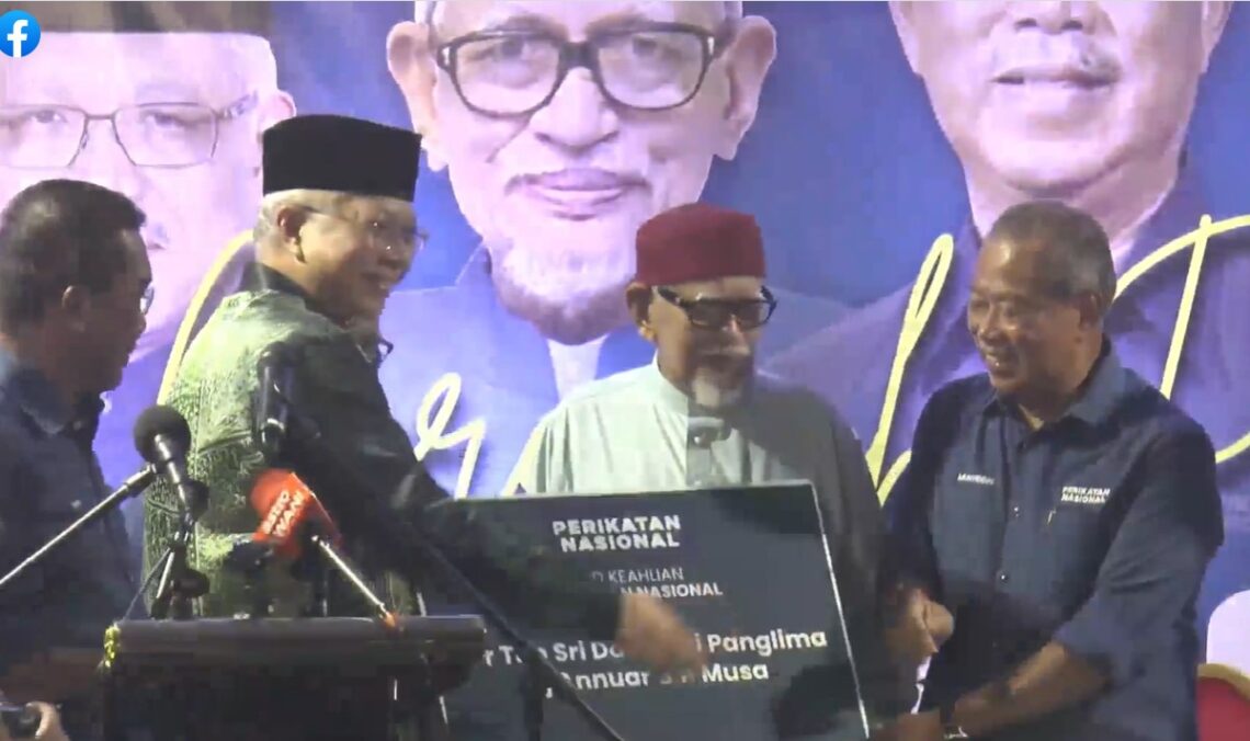 True meaning of PAS’ official acceptance of Annuar Musa along with 3k ...