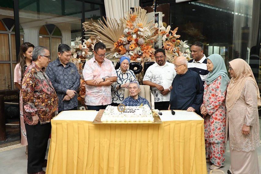 Sad yet true: Recent video shows Pak Lah a shadow of his former self