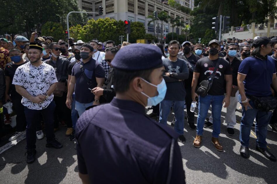 “Didn’t get our OK”: Cops probe pro-Najib gathering outside palace ...