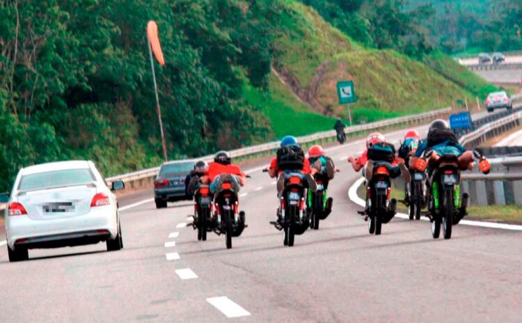 Nasty Mat Rempit accident caught on video; serves him right, say netizens