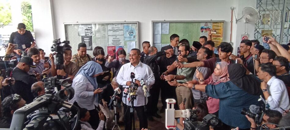 Kit Siang: “Latest events point to Malaysia teetering on the edge of ...