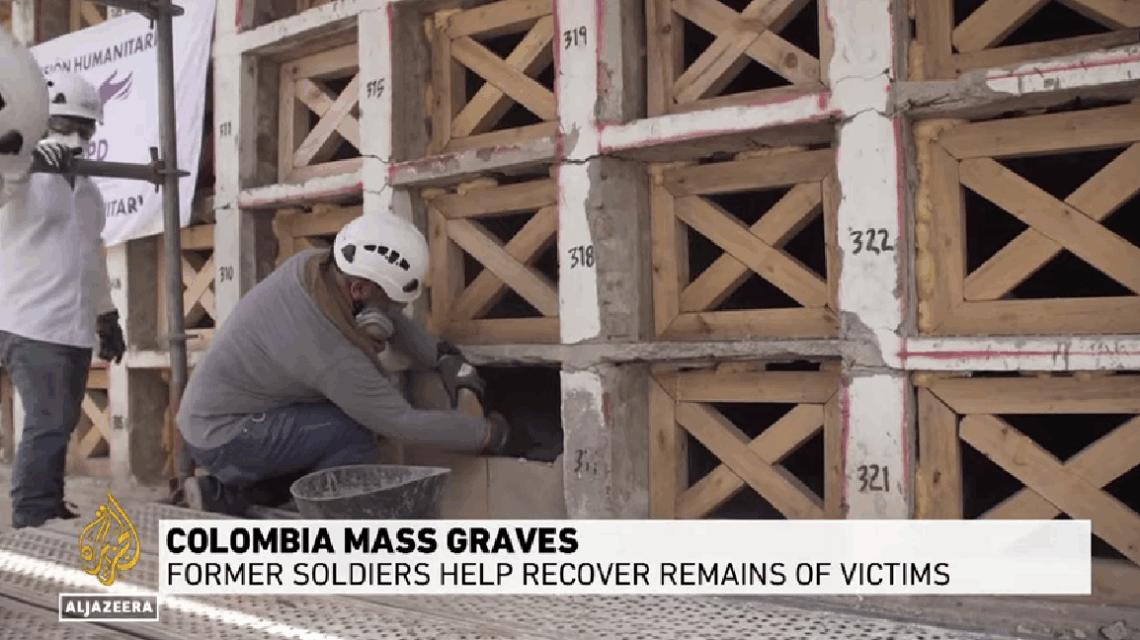 Colombia mass graves: Former soldiers help recover remains of victims