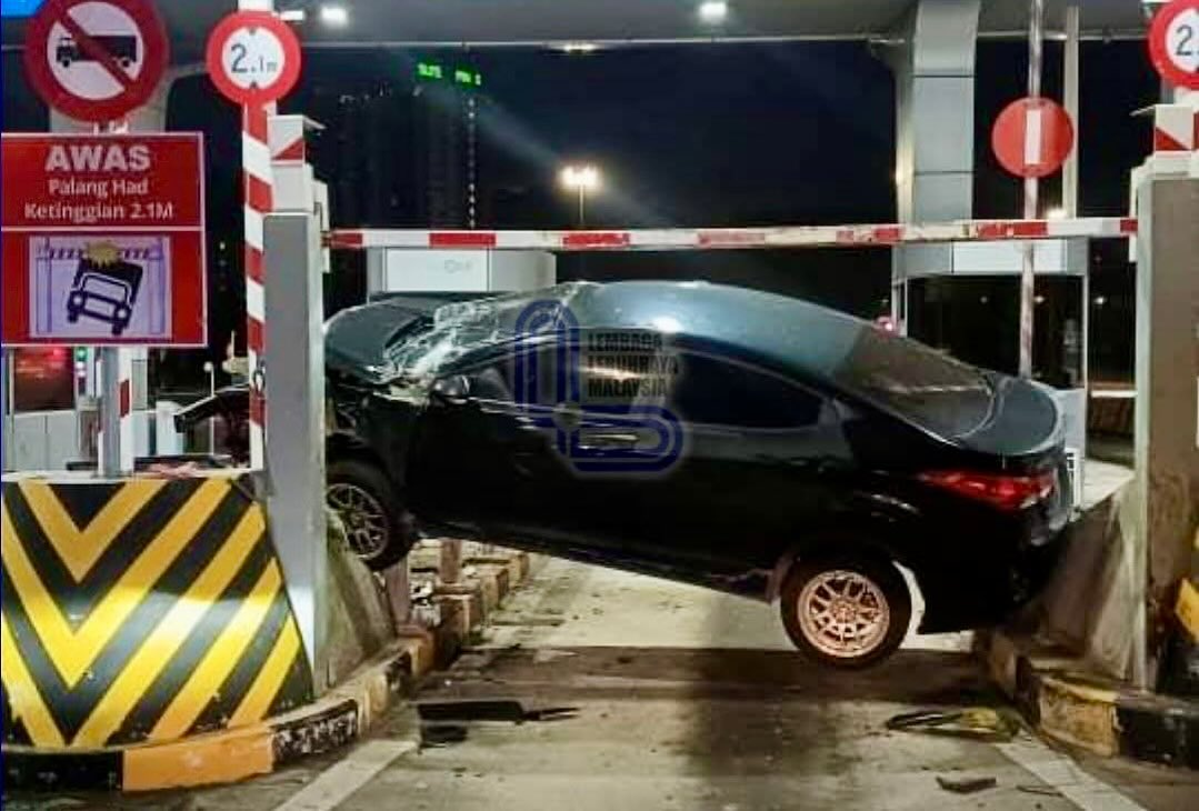 Netizens bewildered: Just how did the car get wedged between the Sg ...