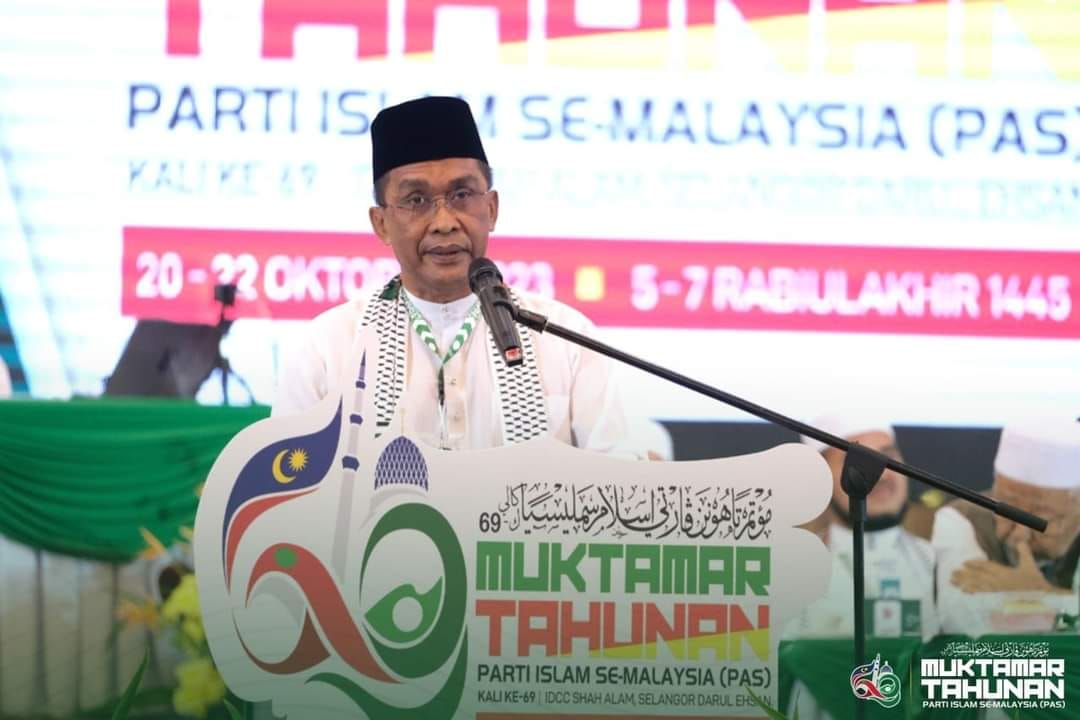 “Why do the cops only want to see me but not Tun M when we both say non-Malays can be Malaysian PM?”