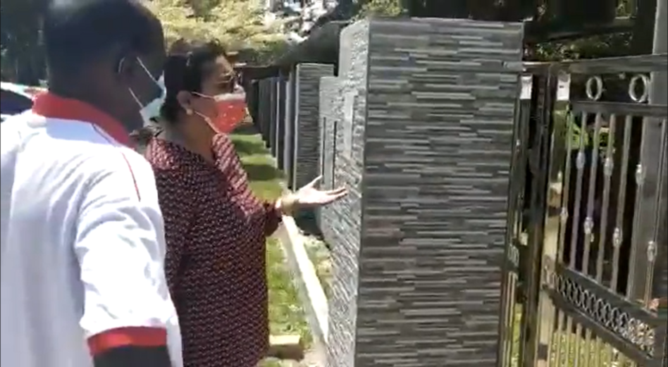 “Why close polling centres early?”: Lady berates EC officials in a ...