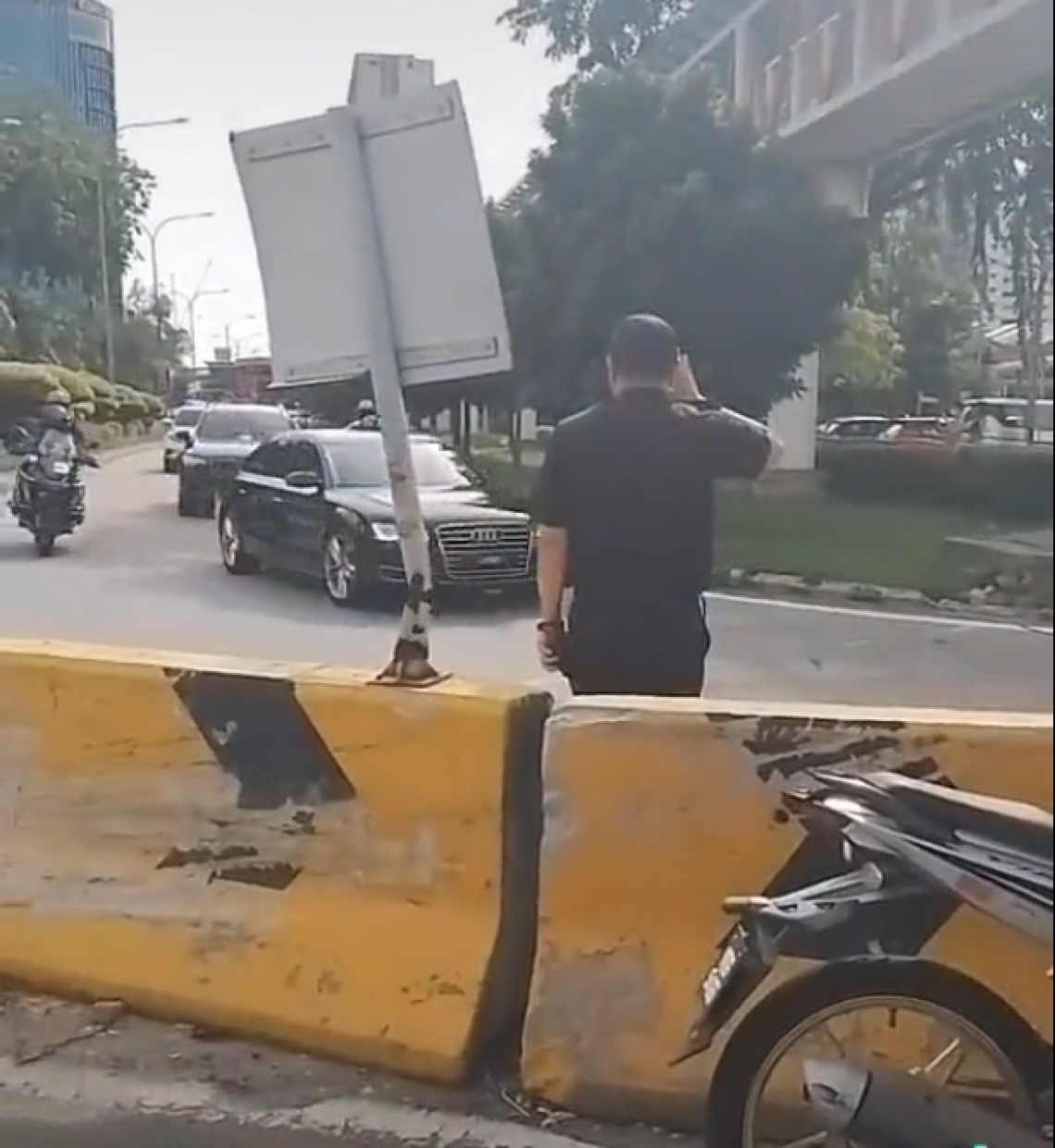 Miffed motorists “honk” at VIP convoy for causing traffic congestion ...